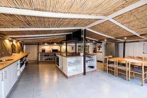 Um frigorífico, uma cafeteira/bule, uma chaleira elétrica