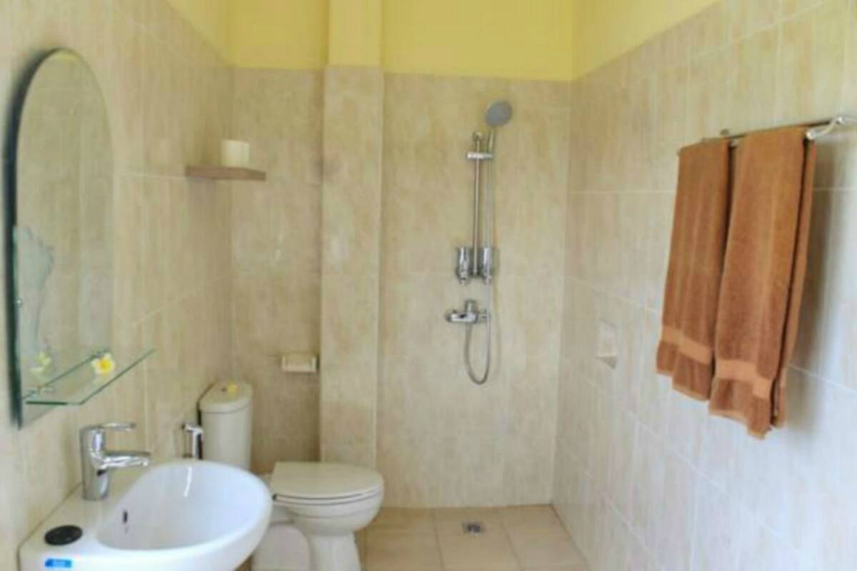 Quarto Twin | Casa de banho | Um polibã, artigos de higiene pessoal grátis, um secador de cabelo