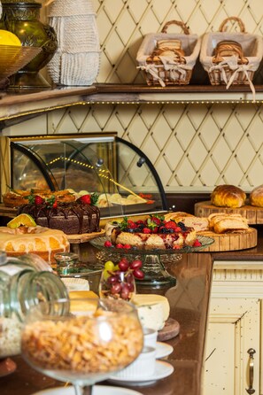 Café da manhã com buffet grátis todos os dias
