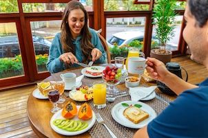 Café da manhã com buffet grátis todos os dias