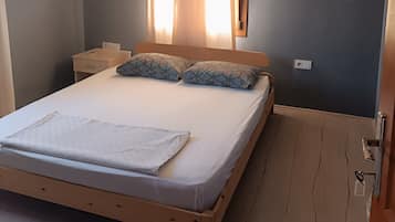 Quarto casal econômico | Quartos à prova de som, Wi-Fi de cortesia, roupa de cama