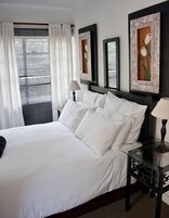 1 quarto, cofre no quarto, secretária, ferro/tábua de engomar 