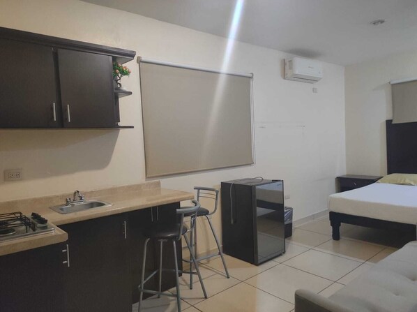 Suite-Estúdio Familiar, 1 quarto | Secretária, cortinas/cortinados opacos, ferro/tábua de engomar 