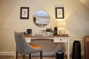 Quarto Clássico com Cama de Casal | Secretária, ferro/tábua de engomar, Wi-fi grátis 