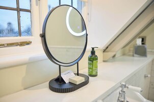 Quarto Clássico com Cama de Casal | Casa de banho | Artigos de higiene pessoal grátis, um secador de cabelo, chinelos 