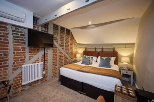 Quarto Clássico com Cama de Casal | Secretária, ferro/tábua de engomar, Wi-fi grátis 