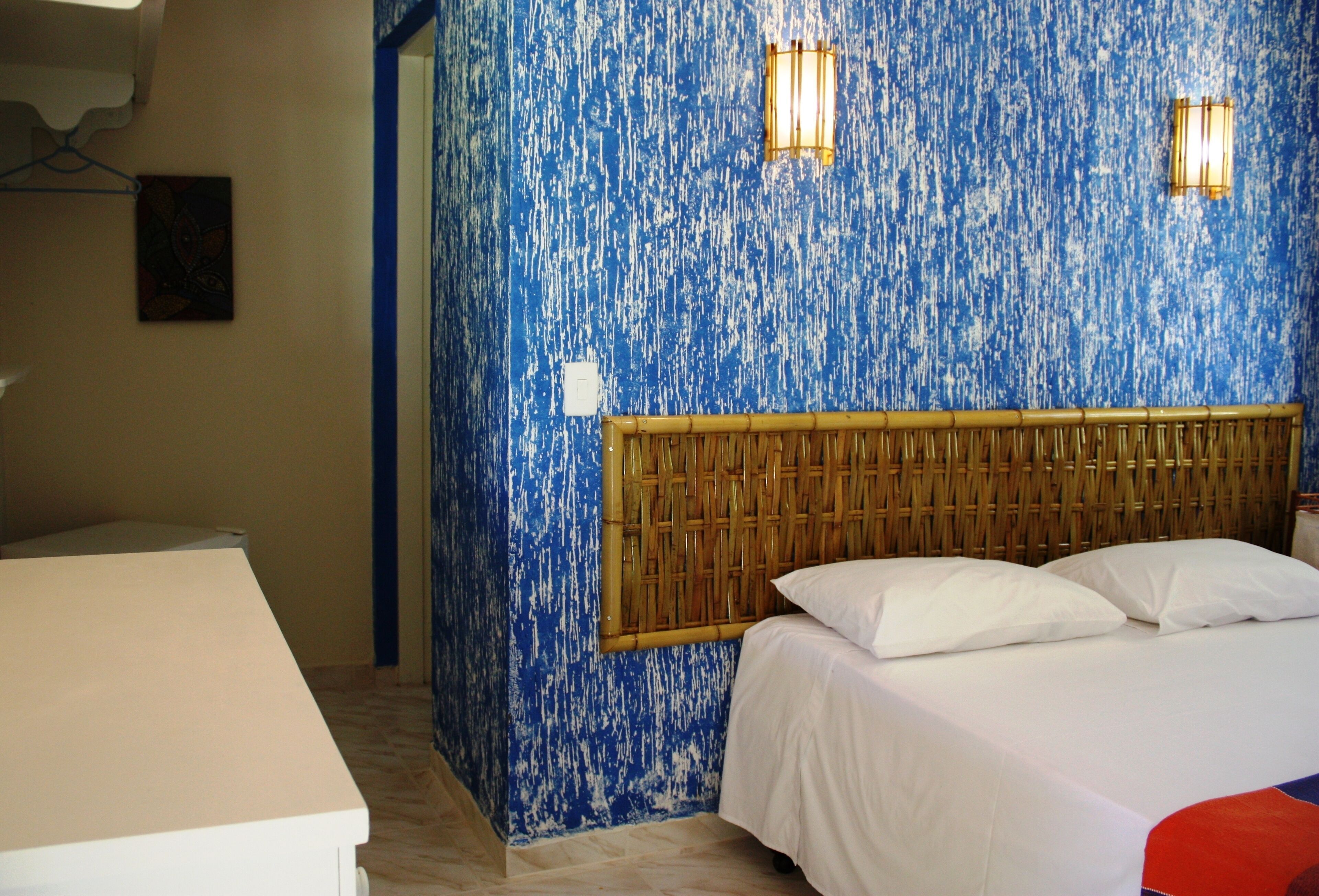 Frigobar, cortinas blackout, roupa de cama