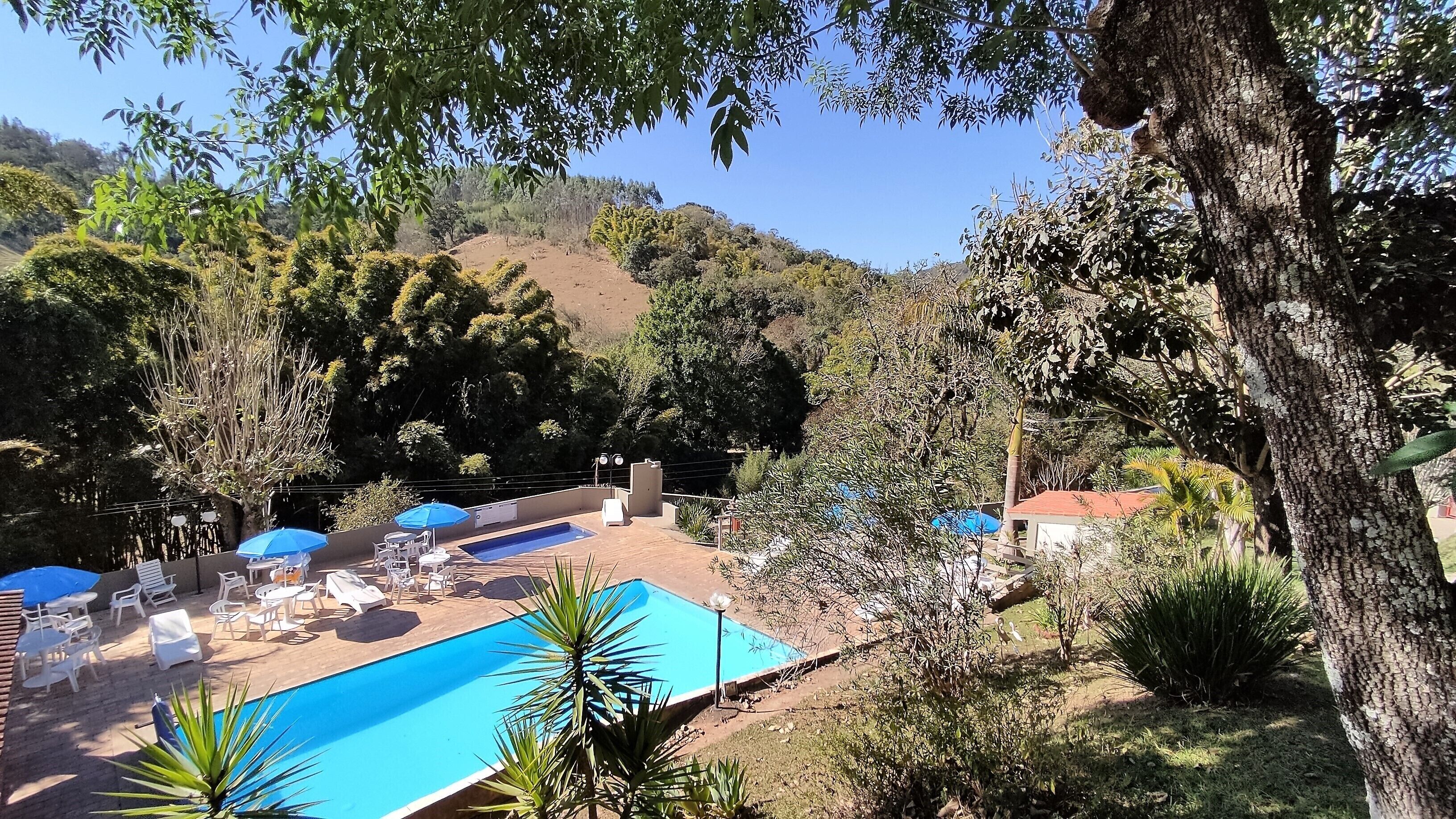 Piscina exterior, guarda-sóis, espreguiçadeiras 