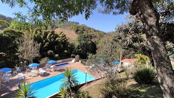Piscina exterior, guarda-sóis, espreguiçadeiras
