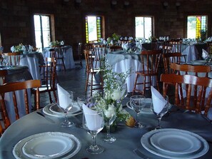 Almoços e jantares servidos, incluindo cozinha brasileira