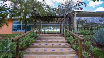 Piscina interior, espreguiçadeiras