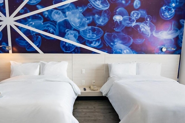 Roupas de cama premium, cofres nos quartos, individualmente decorados