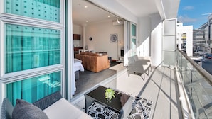 Um interior moderno com varanda, janelas amplas e vista para a cidade.