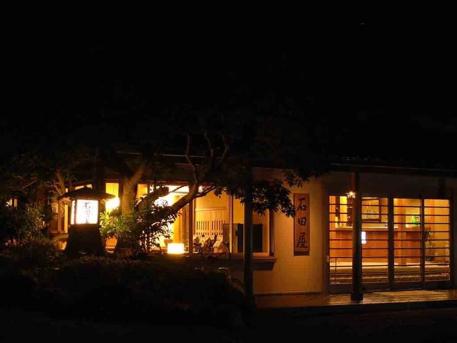 Fachada do alojamento (tarde/noite)