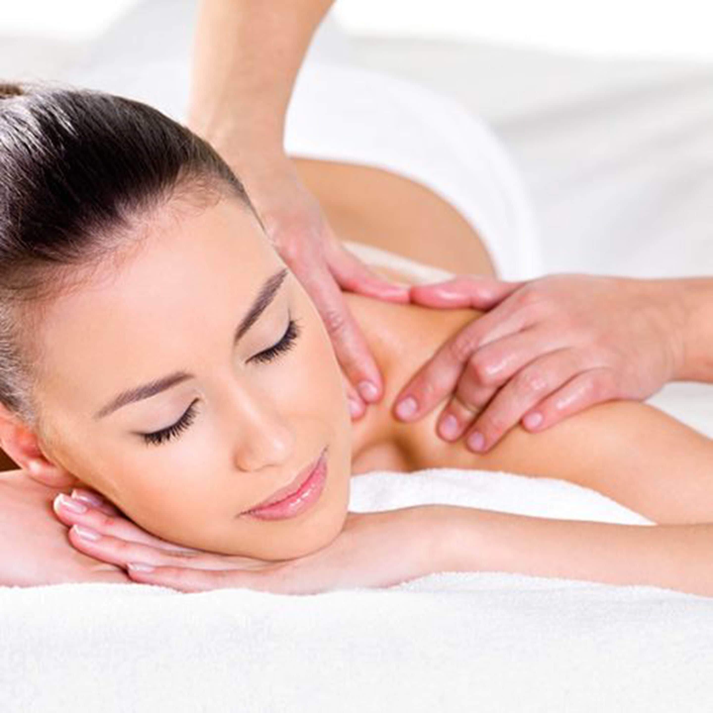 Uma pessoa recebendo massagem em uma toalha branca.