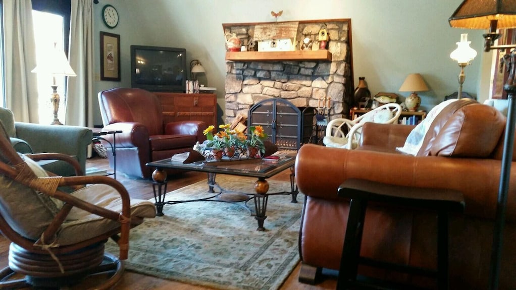 Charming Lakefront Cabin Nestled In The Mountain Lakes Region Of North Alabama. - Alabama