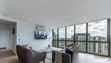 The Real Sub Penthouse - Top Floor 3 Bedroom Apartments City & Sea Views | Sala | Televisor de ecrã plano de 50 polegadas com canais por cabo, televisor