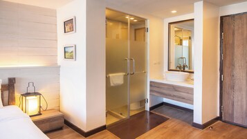 Deluxe Premier Pool View | Banheiro | Chuveiro, toalhas de banho, sabonete, shampoo
