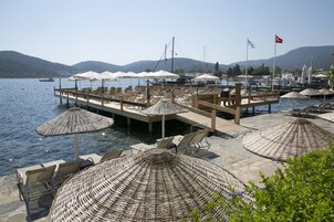 Uma praia privada, espreguiçadeiras, guarda-sóis de praia 