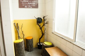 1 bed in shared dormitory for 13 people (Mixed) | Cozinha privada | Refrigerador em uma área comum, micro-ondas em uma área comum