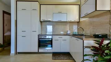 Apartamento Deluxe, 2 quartos, vista para o mar | Cozinha privada | Um frigorífico, uma placa de cozinha, uma cafeteira/bule