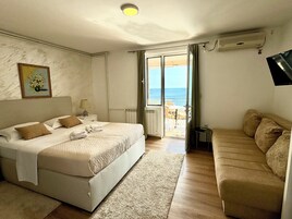 Suite-Estúdio, varanda, vista para o mar | Roupa de alta qualidade, cofre no quarto, secretária, Wi-fi grátis 