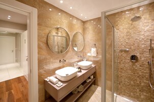 Deluxe Room, 1 Bedroom, SILVER | Casa de banho | Artigos de higiene pessoal grátis, um secador de cabelo, roupões 