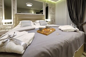 Deluxe Room, 1 Bedroom, SILVER | Roupa de alta qualidade, camas de colchão viscoelástico, minibar 