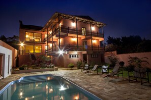 Piscina externa, guarda-sóis, espreguiçadeiras