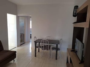 Quarto quádruplo superior, 2 quartos (101) (Varanda) | Sala de estar | TV de tela plana 39 polegadas com canais digitais, TV