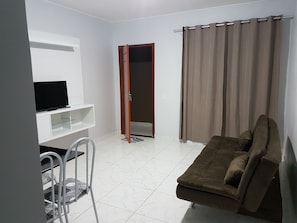 Quarto quádruplo econômico, 2 quartos (01) | Área de estar | TV de tela plana 39 polegadas com canais digitais, TV