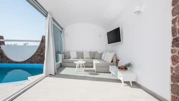 Villa, 4 quartos, piscina privativa (Aspronisi) | Sala de estar | Televisor de ecrã plano de 42 polegadas com canais via satélite