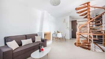 Villa, 2 quartos, piscina privativa (Thirasia) | Sala de estar | Televisor de ecrã plano de 42 polegadas com canais via satélite