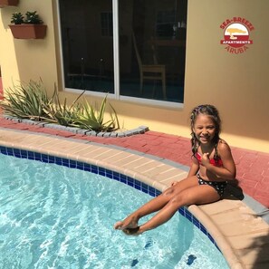 Piscina exterior, espreguiçadeiras 