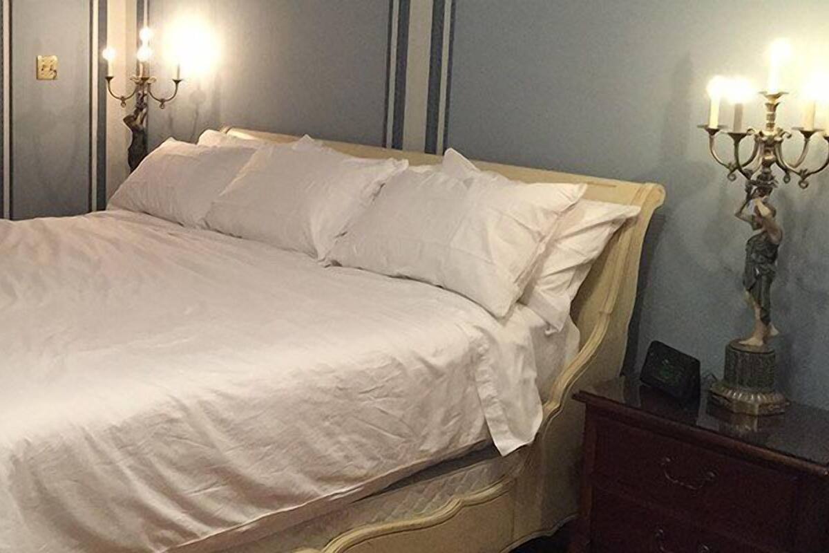 Suite, 1 cama king-size, lareira (Wilhelm Suite) | Roupa de alta qualidade, ferro/tábua de engomar, Wi-fi grátis 