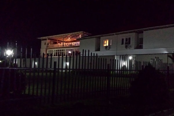 Fachada do alojamento (tarde/noite)