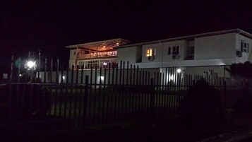 Fachada do alojamento (tarde/noite)