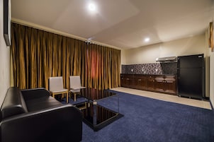 Suite Familiar, 2 camas queen-size, kitchenette | Kitchenette privada | Uma cafeteira/bule, uma chaleira elétrica, moinho de café