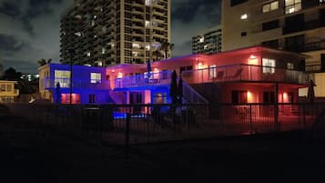 Fachada do alojamento (tarde/noite)