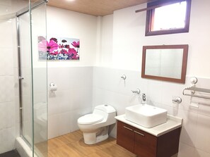 Quarto Duplo ou Twin Superior, 2 camas de casal | Casa de banho | Um polibã, um chuveiro fixo, artigos de higiene pessoal grátis 