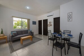 Apartamento Comfort em Condomínio Fechado, 2 quartos | Refeições no quarto