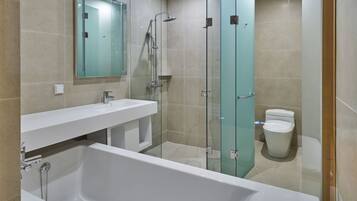 Garden Ocean View Deluxe Ondol Room (1F) | Casa de banho | Artigos de higiene ecológicos, um secador de cabelo, roupões, chinelos