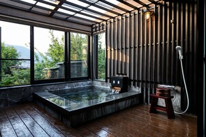 Quarto, não fumadores, no edifício anexo (JapaneseWestern,FineViewbath,from12yo) | Casa de banho | Uma combinação polibã/banheira, banheira de água mineral 
