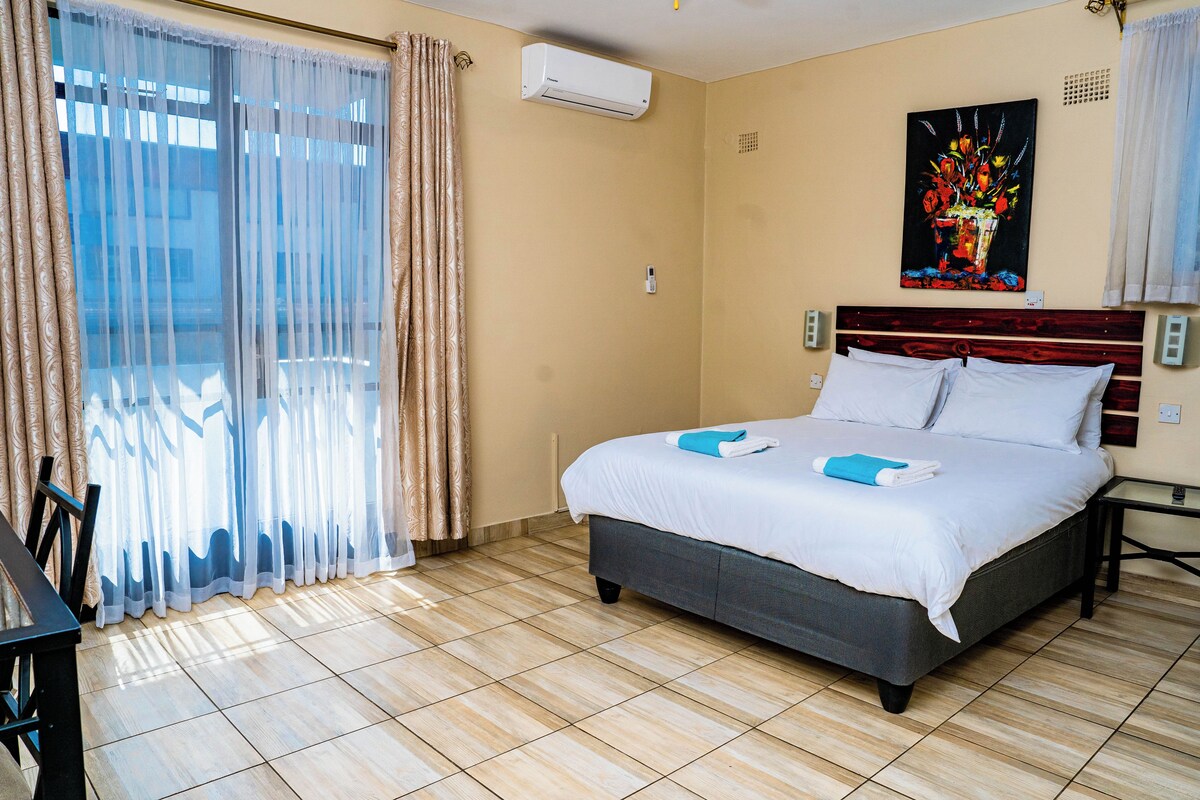 Quarto Duplo Superior, 1 quarto, não fumadores, frigorífico | Cofre com capacidade para portátil, Wi-fi grátis 