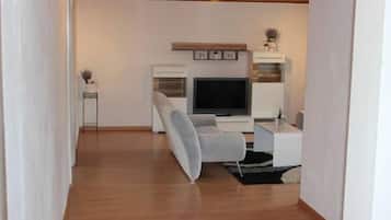 Apartamento, 3 quartos | Sala de estar | TV de ecrã plano
