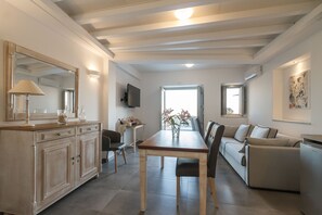 Villa Superior, piscina privativa | Sala de estar | Televisor de ecrã plano de 50 polegadas com canais via satélite 