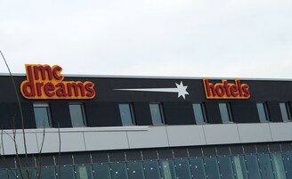 Um edifício com uma placa que diz 'Jmc dreams hotels'.