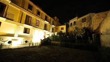 Fachada do alojamento (tarde/noite)
