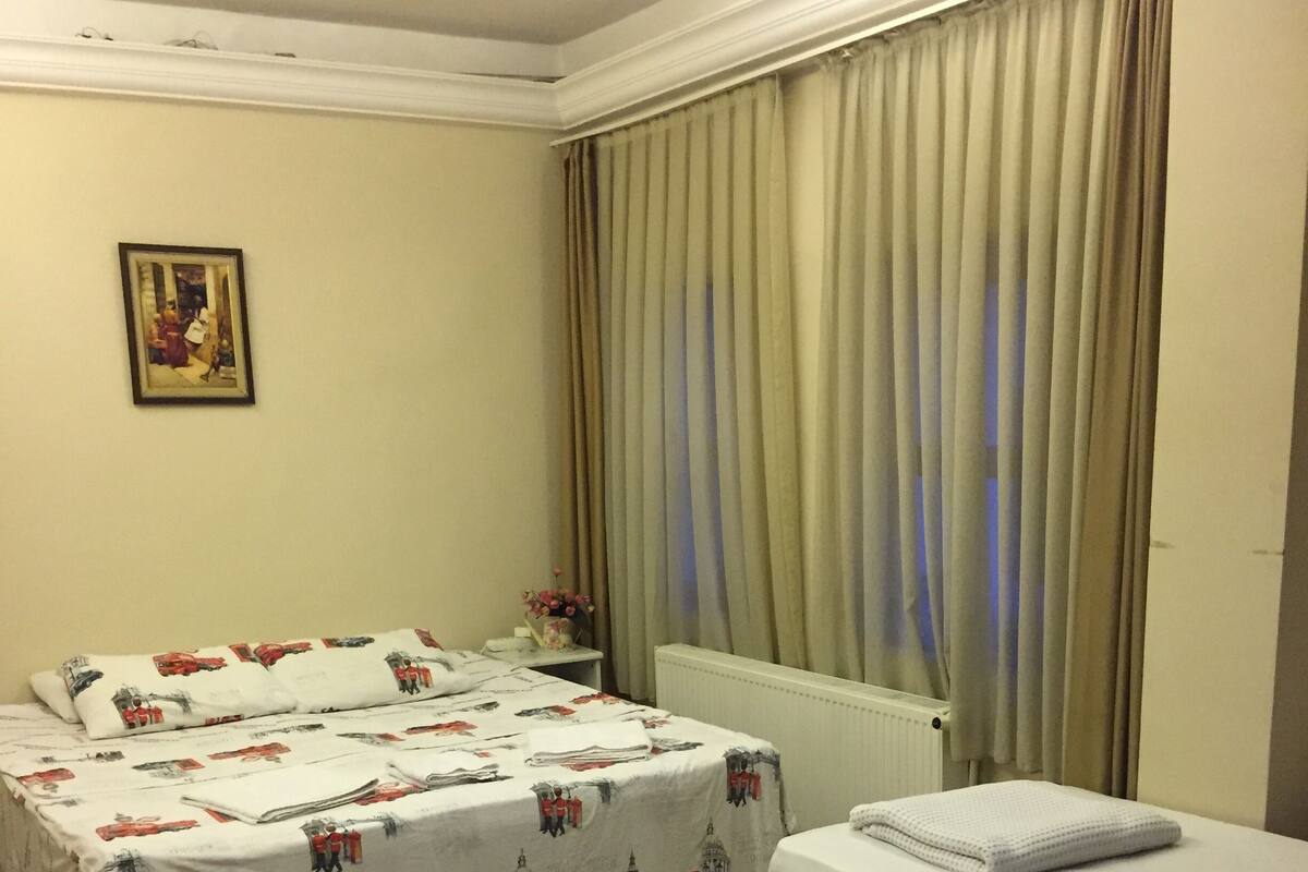 Quarto Triplo Familiar | Cofre no quarto, secretária, quartos insonorizados 