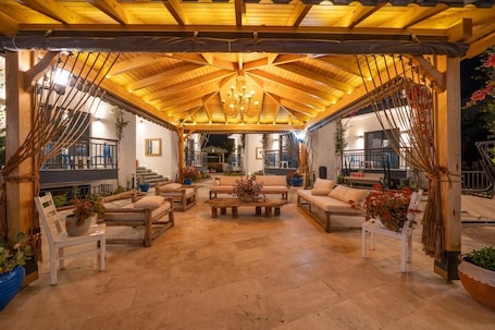 Bar junto Ć piscina. Orion Hotel Bitez